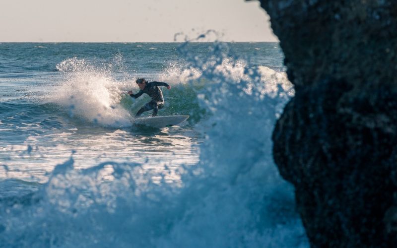 ¿Cómo hacer un snap en el surf?