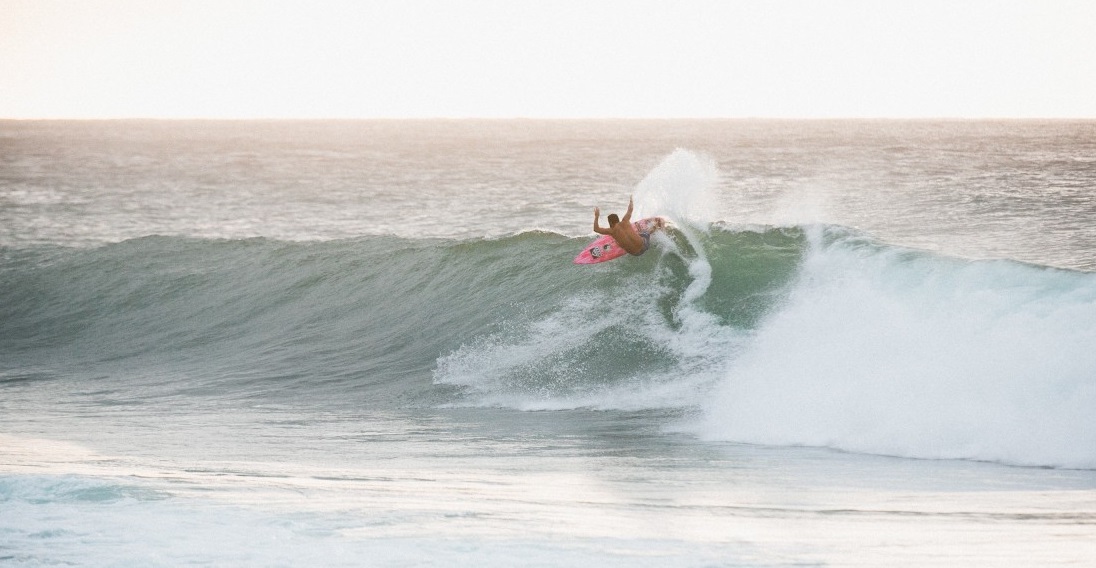 ¿Cómo hacer un snap en el surf?